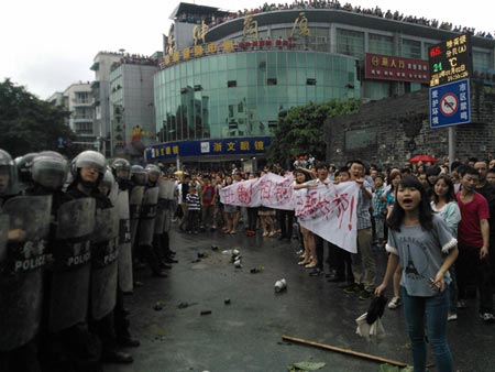 Huge protests force Chinese government retreat over pollution | libcom.org